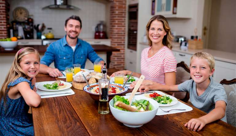Consejos para disfrutar de una cena familiar | Revista Pediatría y Familia Consejos para disfrutar de una cena familiar | Revista Pediatría y Familia